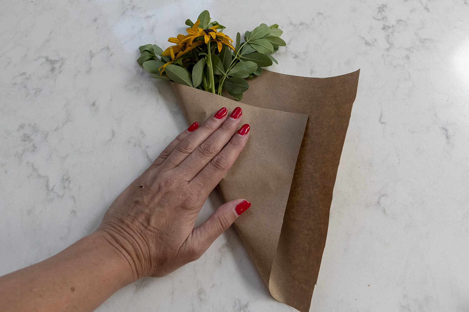 Rustic Gift Wrapping With Fresh Flowers – FAKING IT FABULOUS